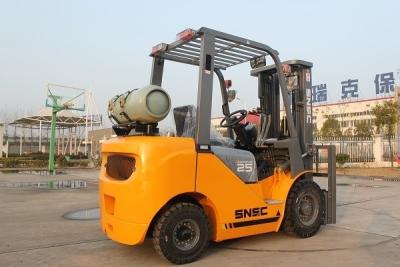 Chine Téléchargeur à gaz personnalisé de 2,5 tonnes avec moteur Nissan K25 à vendre