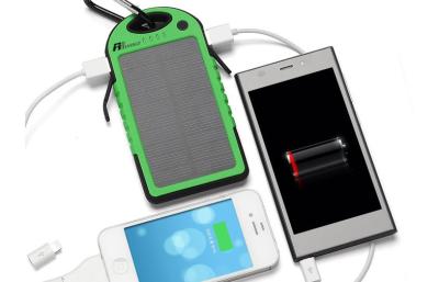 中国 5000mAh 旅行小型 USB の携帯用充電器、緑の防水携帯用電話充電器 販売のため