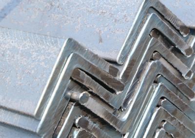 Cina angolo d'acciaio laminato a caldo di 70 * di 70 * 7mm, ferro di angolo galvanizzato del acciaio al carbonio in vendita