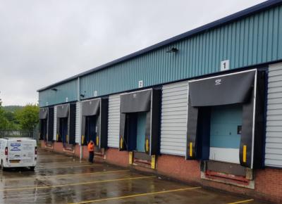 China Cores personalizadas de PVC de baixa manutenção Abrigos de portas de docas Sistema de carregamento Automático de vedação de docas de PVC Armazém Industrial à venda