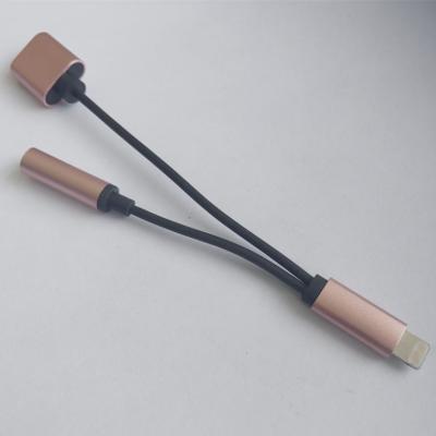 Cina Carico dei 2 in 1 adattatore stereo del cavo del trasduttore auricolare del usb 3.5mm di iphone del cavo di dati in vendita