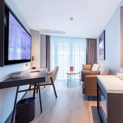 Κίνα 3 Star Customized Hotel Bedroom Set with Solvent-Free Anti-Fouling Leather Seat Cushion προς πώληση