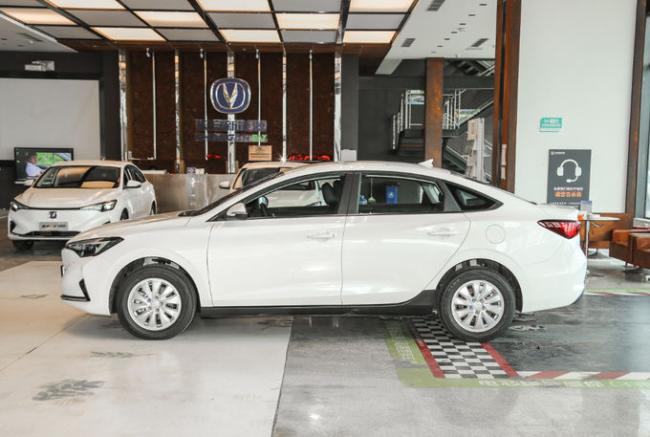 Changan Eado EV460 365-405KM Changan EV 5 Doors 5 Seats Compact Sedan Car 5