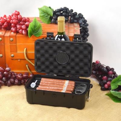 Cina Lightweight Plastic Cigar Case Rectangular Design Holds Up To 10 Cigars in vendita