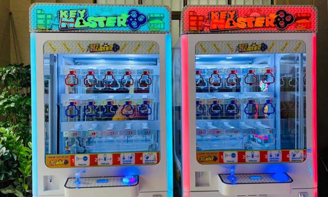 Prize arcade machine interior showing key mechanism