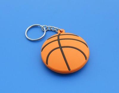 China Material suave de goma del PVC de la escuela de los estudiantes del artilugio de los regalos 3d del llavero de encargo del baloncesto en venta