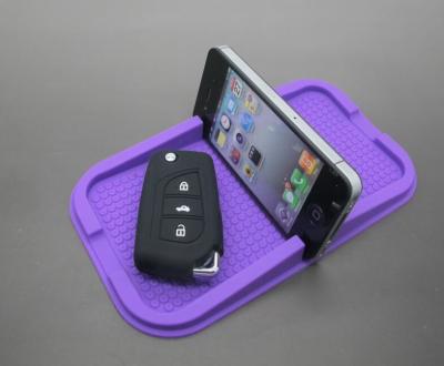 China Tenedor anti del teléfono del silicón del resbalón de la función del coche del teléfono del tenedor púrpura multi del soporte para el regalo de los accesorios autos en venta