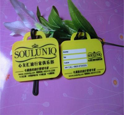 China Amarillee la etiqueta suave del PVC Suicase del 2.o diseño/la etiqueta del nombre del viaje con la parte trasera de la escritura para el regalo del club en venta