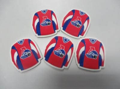 China Imán suave personalizado del refrigerador del PVC de la forma azul roja de la camiseta del fútbol con el logotipo grabado en relieve para los recuerdos en venta