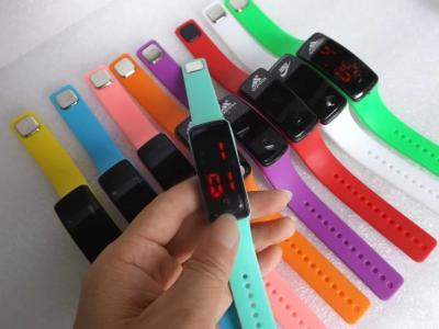 China Relojes llevados silicón de cristal promocional barato de la pulsera con la exhibición roja del tiempo ligero en existencia, entrega rápida en venta