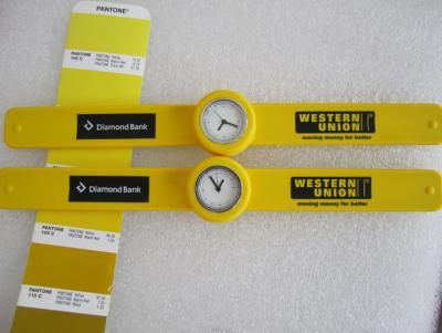 China Reloj occidental fresco Interchanable de la palmada del silicón del regalo de Uion hacer frente al reloj de los niños en banda amarilla con el logotipo de la impresión en venta