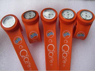 China Palmada anaranjada fresca personalizada de Fenta en los relojes de la pulsera del silicón de los relojes con el logotipo impreso, caja de tarjeta del color que embala en venta