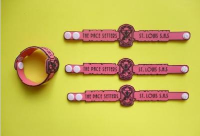 China Nombre del logotipo Pink Soft PVC Rubber Bracelet Clasp Adjustable Bracelet, Custom Company, para el adulto y los niños en venta