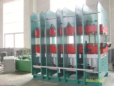 Cina Macchina di stampa per vulcanizzazione in acciaio certificata CE con sistema di controllo PLC in vendita