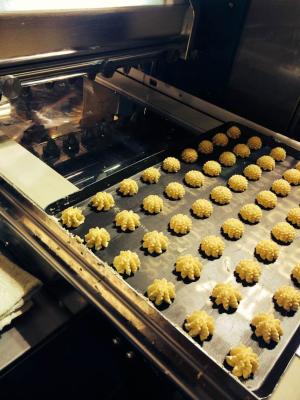 China Las pequeñas galletas funcionales trabajan a máquina la máquina de caída de la galleta automática para hacer las galletas en venta