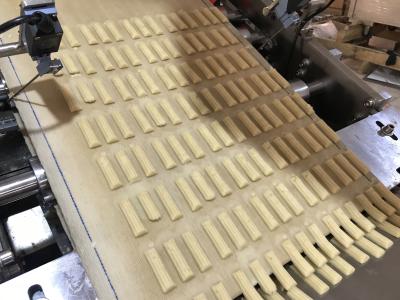 China Siemens PLC-Fingerspitzentablett-kleine automatische Keks-Verpackungsmaschine zu verkaufen