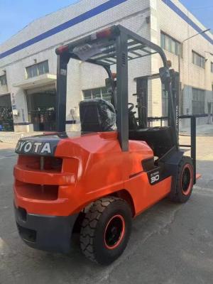 Κίνα 3 τόνους 3000 κιλά Χρησιμοποιούμενο φορτηγό Toyota FDZN30 με ιαπωνικό κινητήρα ISUZU σε καλή κατάσταση προς πώληση