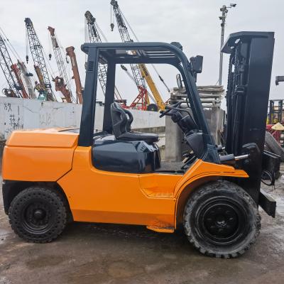 Κίνα Χρησιμοποιημένο βενζίνη βενζίνη Toyota 2.5ton 3 τόνος στην αυλή της Σαγκάης με το πλάτος του πιρούνι ρουτίνα προς πώληση