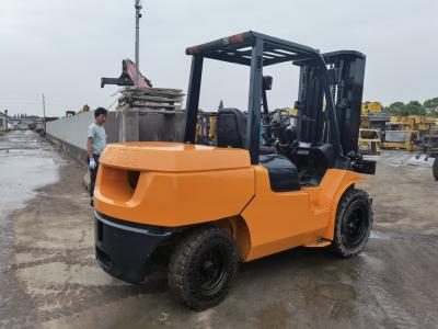 Κίνα Χρησιμοποιημένο βενζίνη βενζίνη Toyota 2.5ton 3 τόνος στην αυλή της Σαγκάης με το πλάτος του πιρούνι ρουτίνα προς πώληση
