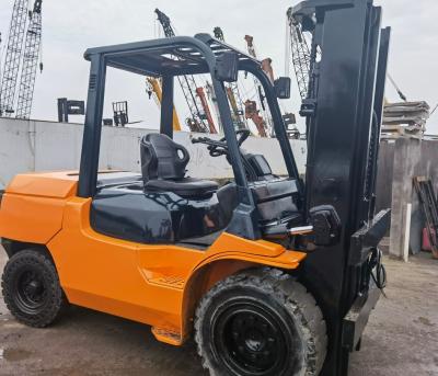 Κίνα Χρησιμοποιημένο βενζίνη βενζίνη Toyota 2.5ton 3 τόνος στην αυλή της Σαγκάης με το πλάτος του πιρούνι ρουτίνα προς πώληση