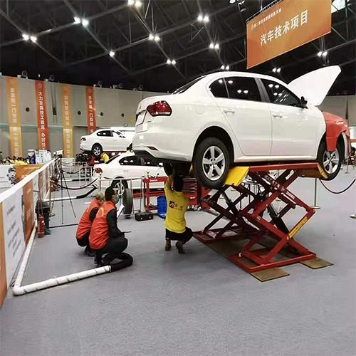 Scissors lift chassis and safety lock