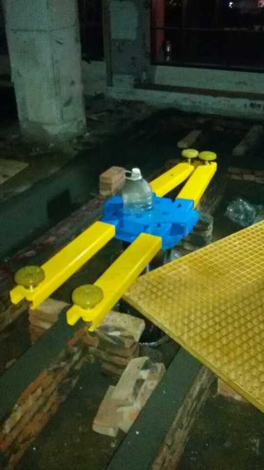 Heavy Duty Single Post Lift T-400X in operation
