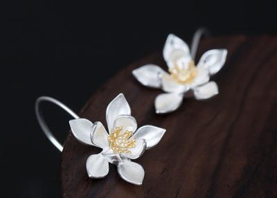 Cina Gancio piega antico dell'orecchio dei nuovi di progettazione S925 dell'argento degli orecchini di temperamento retro orecchini letterari femminili creativi di Lotus in vendita