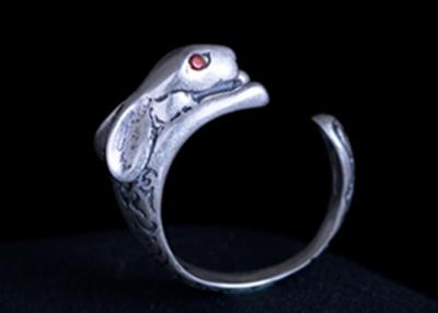 Cina Anello sveglio del coniglietto dell'argento sterlina 925 fatto dell'anello regolabile di vecchia apertura naturale strutturata del granato retro in vendita
