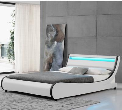 China Het Bedkader van het koninginsize Faux Leather Upholstered Platform met Gebogen Hoofdeinde Te koop