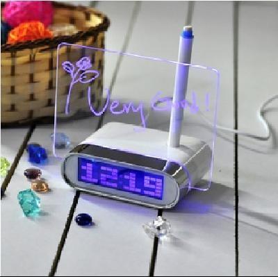Cina Termometro LCD della sveglia di Digital + HUB di 4-Port USB + luce verde del forum in vendita