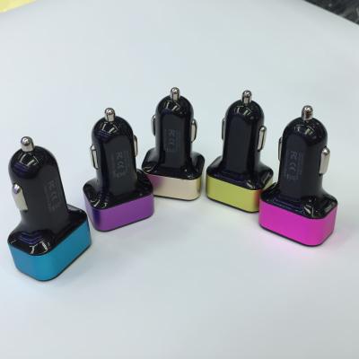 中国 Muti -セリウム、FCC、RoHS が付いている 3 つの usb 港を持つ 1 匹の車の充電器に付き色強力な DC5V 5.1A 3 匹 販売のため
