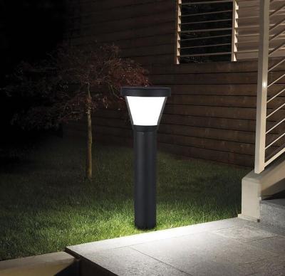 China Las luces globales de la salida del sol del poste de la luz del fabricante LED de la luz solar del jardín llevaron la luz del césped en venta