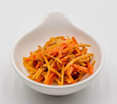 Cina Burdock e carote sminuzzate, croccanti, dolci e salate, condite, in stile giapponese, ricche di fibre in vendita