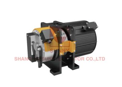 China Máquina de tracción sin engranajes de 220V/380V de tensión para ascensor con grado de protección IP41 y 2 1 roping en venta