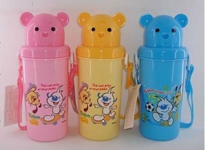 Cina 600 ML colorati riutilizzabili in polipropilene promozionale Cartoon acqua bottiglie di plastica in vendita