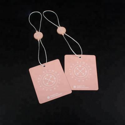 Cina New Design Apparel Hangtags Maker Custom Offset Printed Brand Name Logo Paper Hang Tags for Overcoat in vendita