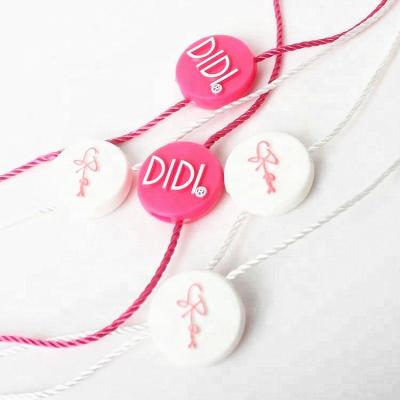 China Hang Tag String Factory Custom Name Logo Plastic Hangtag Seal String Fastener for Garment Accessory en venta