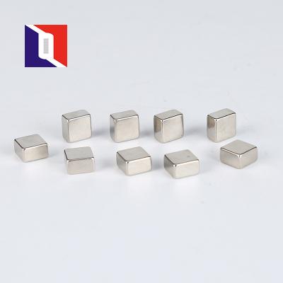中国 Small Rectangular Neodymium Block Magnet Industrial Strong Magnetic Neodymium Magnet 販売のため