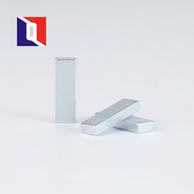 中国 Industrial Magnet N35 N42 N45 N52 Square NdFeB Magnet Block Shapes Rectangular Neodymium Magnet 販売のため