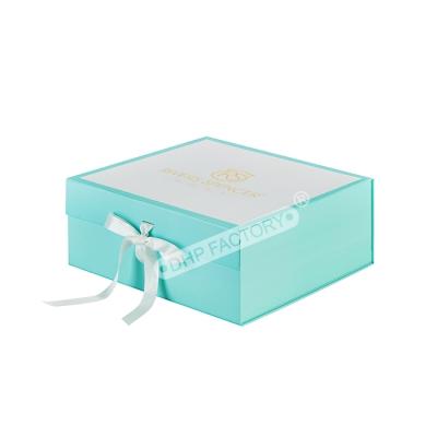 China Custom Luxury Lighter Green Fold Magnetic Ribbon Packaging For Clothing Brand for sale