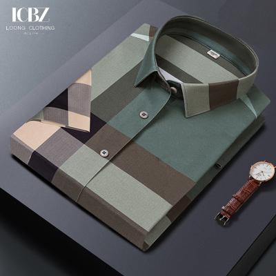 China Camisas masculinas com mangas curtas com desenho de lenços de seda não de ferro em várias cores à venda