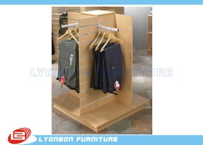 中国 衣服の衣類 MDF 金属のハンガーが付いている木製の スラットウォール の陳列台 販売のため