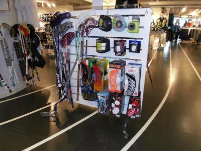 中国 食料品店スポーツ機器 slatwall ディスプレイ スタンド MDF を積層収納ラック 販売のため