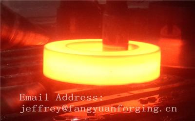 Chine Le récipient à pression inoxydable maintiennent le traitement thermique forgé d'anneaux d'acier à vendre