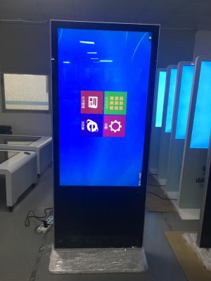 China 1080P de Vloer Bevindende Kiosk van de 55 Duim Rechte hoek met Wielen 500cd/M2 Te koop