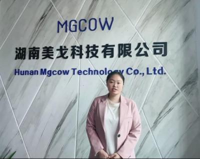 Cina Colla bicomponente in resina poliuretanica AB con rapporto di miscelazione 1:1, durezza 75-90 Shore D e durata di conservazione di 1 anno per la colatura di giocattoli e artigianato in vendita