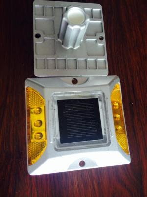 China Solar Road Stud +100% powered by sunlight + solar aluminum casting spike LED traffic light for sale