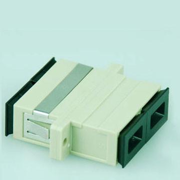 Chine Douille en céramique matérielle de RoHS de couleur beige à plusieurs modes de fonctionnement de fibre optique d'adaptateur de PC de Sc UPC à vendre