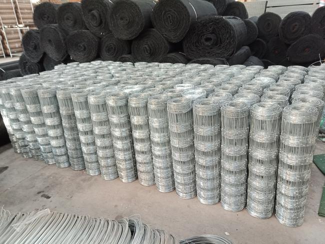 Farm wire mesh fence features