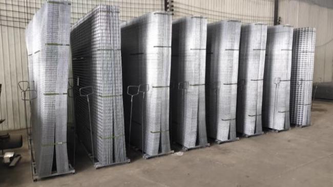 Anti-corrosion Hot Dipped Galvanized Welded Wire Mesh with Customizable Sizes for Poultry Livestock Fence